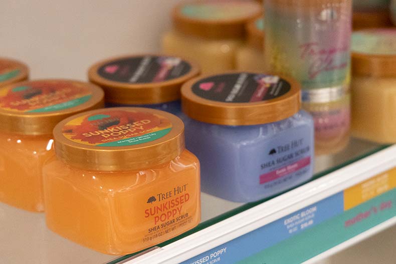 Cosmetic chain Ulta opens new store at Overland Park's Bluhawk