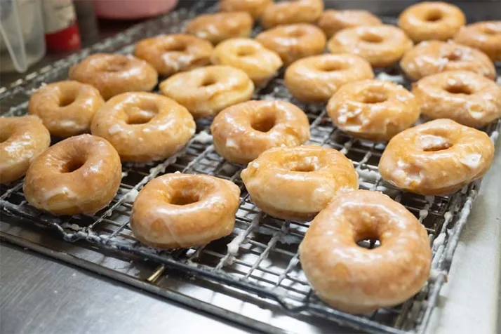 Doughnut shop Fluffy Fresh reopens with new owners in Mission