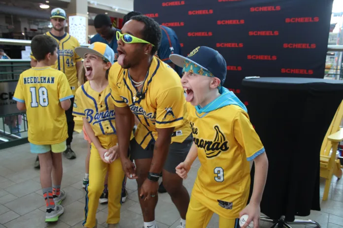 Fans line up for hours in Overland Park to meet Savannah Bananas